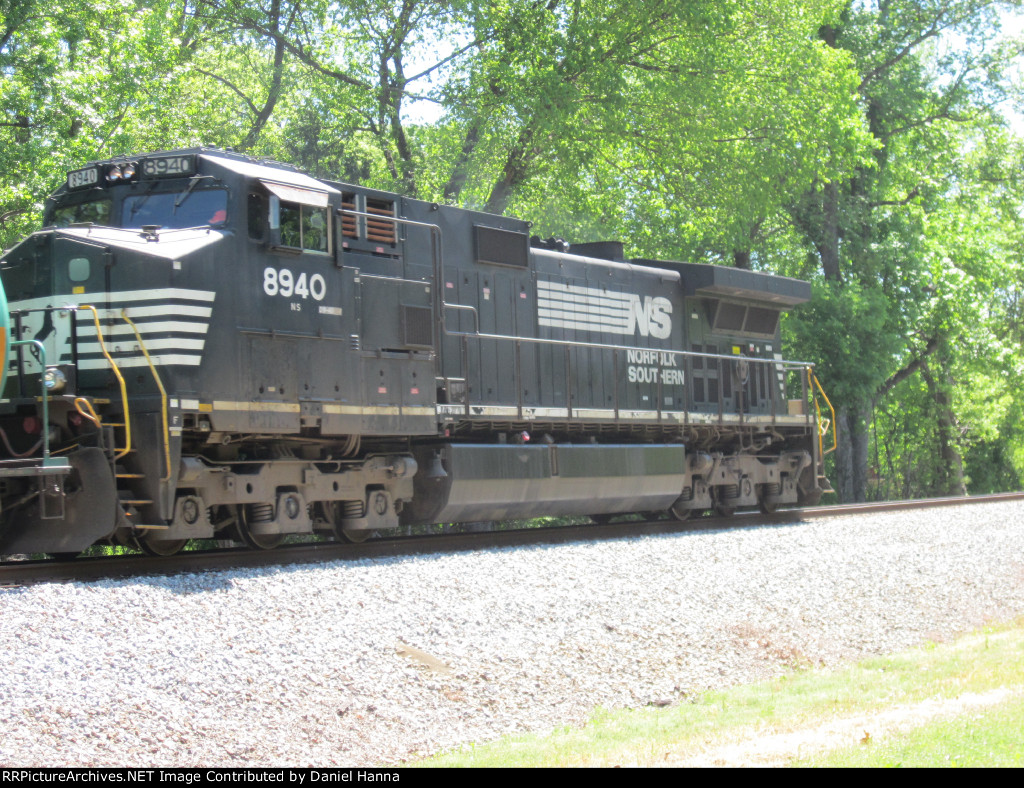 NS 8940 runs LHF as it heads east